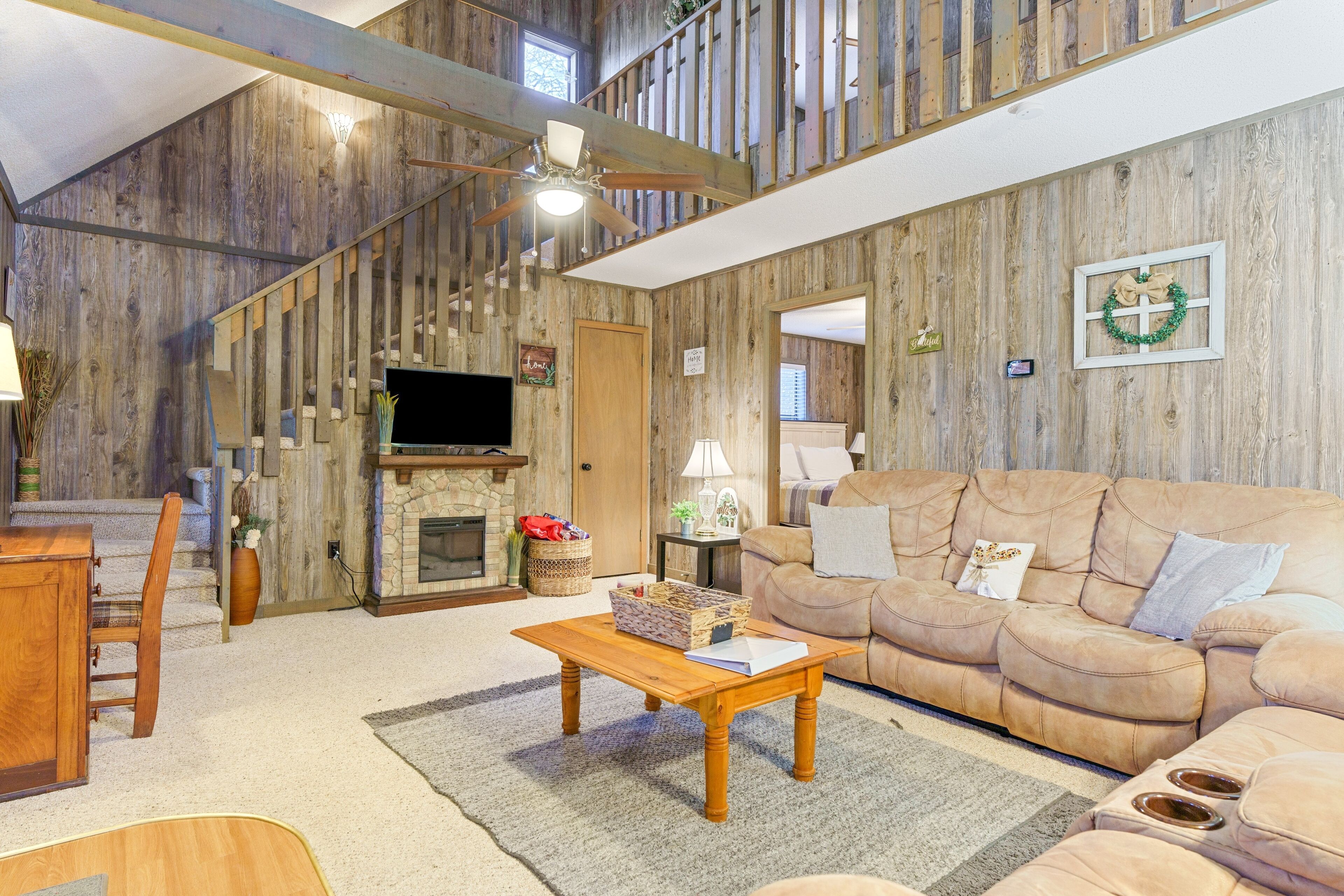 Delightful Creekside Cabin W/ Spacious Deck, Private Hot Tub, Fire Pit, & Views - Young Harris, GA