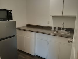 Quarto, 1 cama King | Cozinha americana privada | Micro-ondas, mesas de jantar