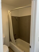 Quarto standard, para não fumantes, geladeira e micro-ondas | Banheiro | Chuveiro/banheira combinados, chuveiro com efeito de chuva