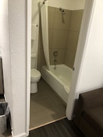 Quarto standard, para não fumantes, geladeira e micro-ondas | Banheiro | Chuveiro/banheira combinados, chuveiro com efeito de chuva