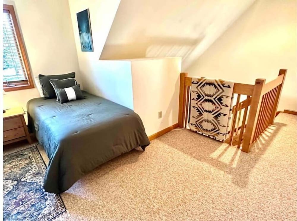 Spacious Townhouse Minutes From Village And Slopes With Shuttle To Mountain - Hudson Valley, NY