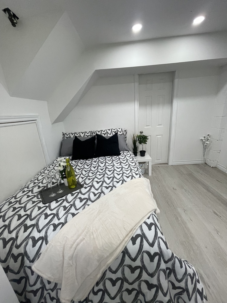 One Bedroom Basement Suite (Bus Stop Right Outside) - Toronto