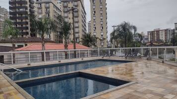 Piscina interior, piscina exterior sazonal, espreguiçadeiras