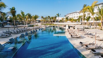 3 piscinas exteriores, da(s) 7:00 à(s) 19:00, guarda-sóis 