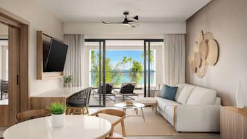 Preferred Club Master Suite Ocean Front King | Sala de estar | Televisor de ecrã plano de 42 polegadas com canais por cabo, televisor