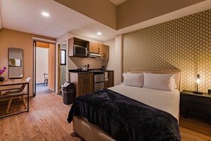 Apartamento, no rés do chão | Secretária, cortinas/cortinados opacos, ferro/tábua de engomar 