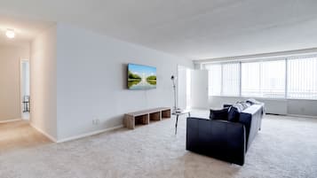 Apartamento conforto, 3 quartos, sacada, vista para a cidade | Área de estar | Smart TV 50 polegadas com canais a cabo