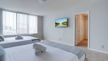 Apartamento conforto, 3 quartos, sacada, vista para a cidade | 1 quarto, roupas de cama premium, escrivaninha, cortinas blackout