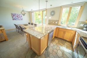 Condo design, 2 quartos, sacada, vista para o lago (Argentine 1516) | Cozinha privada