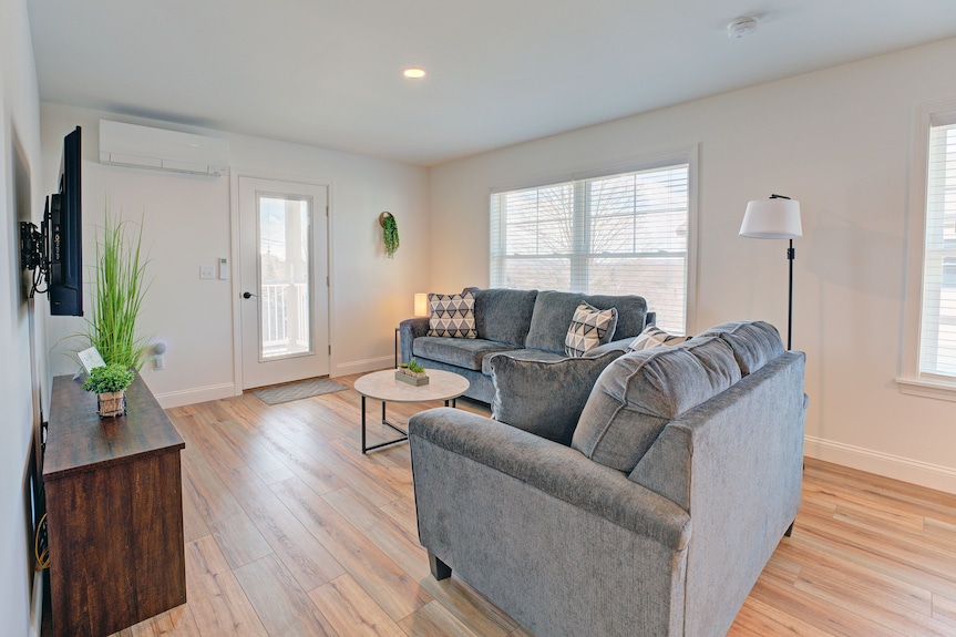 Rustic Charm Meets Modern Luxury: Stylish 2br, 1ba Apartment - Crescent Beach, Auburn