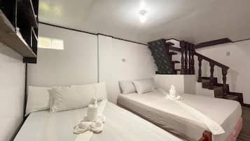 1 quarto, escrivaninha, roupa de cama