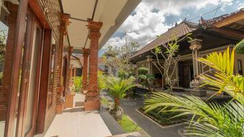 Quarto standard | Escrivaninha, roupa de cama