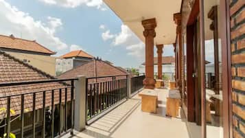 Quarto standard | Escrivaninha, roupa de cama