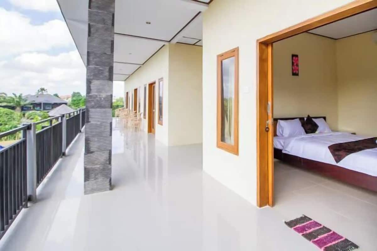 Secretária, roupa de cama fornecida