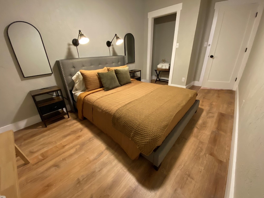 Premium Accommodations For Up To 6 People In The Heart Of Downtown Greensburg - Youngstown, PA