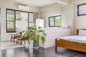 Quarto casal luxo, sacada | Wi-Fi de cortesia, roupa de cama