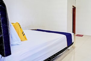 Quarto Duplo Básico | Secretária, roupa de cama fornecida