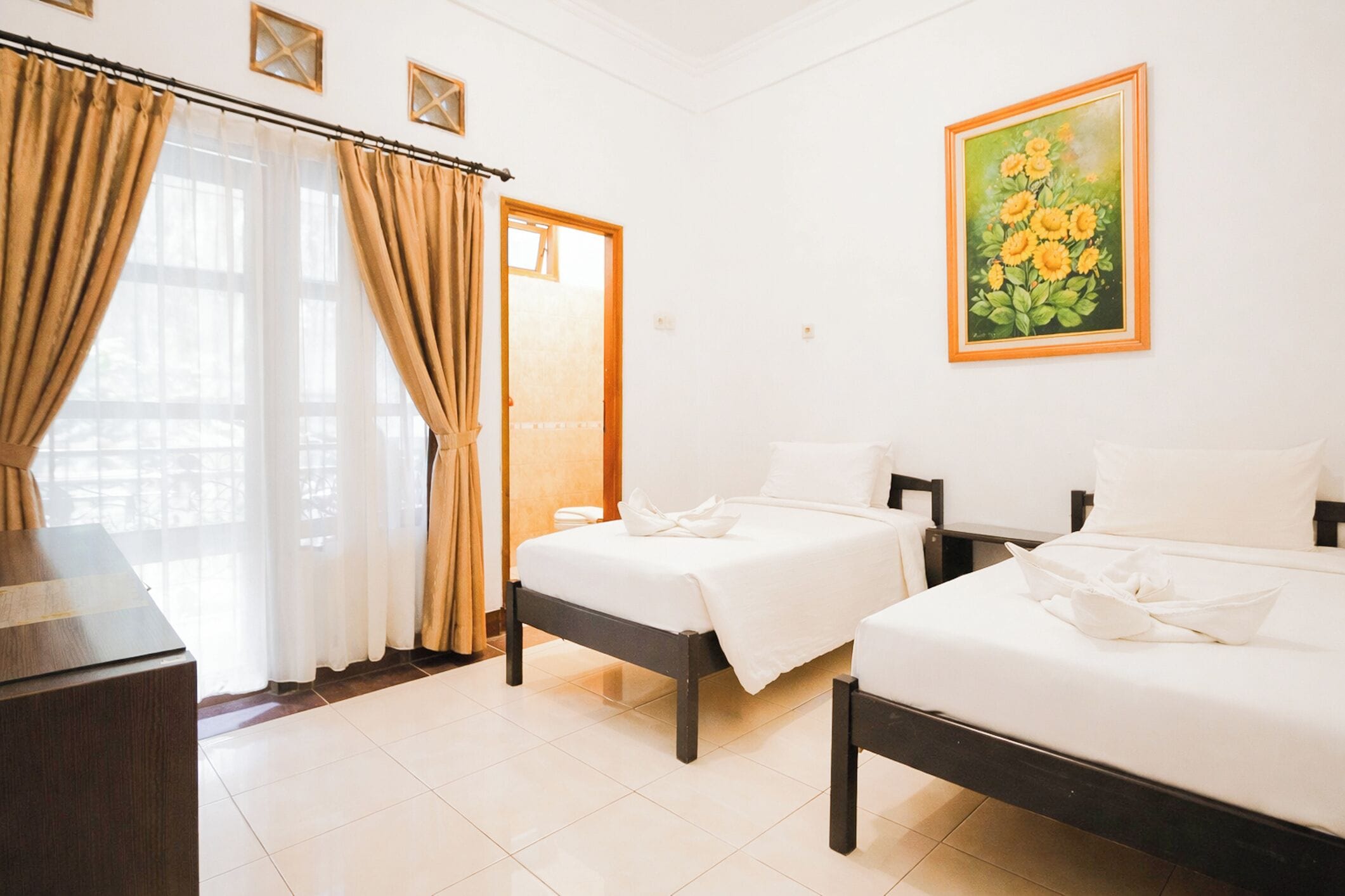 Quarto superior, 2 camas de solteiro, sacada | Escrivaninha, Wi-Fi de cortesia, roupa de cama