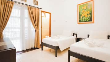 Quarto superior, 2 camas de solteiro, sacada | Escrivaninha, Wi-Fi de cortesia, roupa de cama