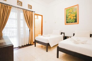 Quarto Superior, 2 camas individuais, varanda | Secretária, Wi-fi grátis, roupa de cama fornecida 