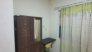 Quarto casal standard | Escrivaninha, espaço de trabalho para notebook, Wi-Fi de cortesia
