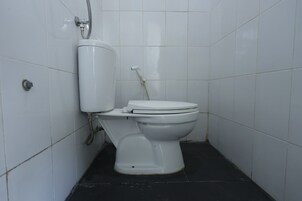 Quarto Duplo Standard | Casa de banho | Um polibã, toalhas fornecidas, papel higiénico 