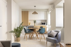 Apartment, 1 Bedroom ( 4 People) | Cozinha privada | Um frigorífico, um micro-ondas, uma placa de cozinha 