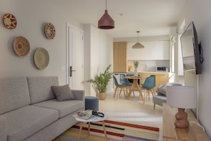 Apartment, 1 Bedroom ( 4 People) | Sala de estar | Televisor de ecrã plano de 45 polegadas com canais por cabo 