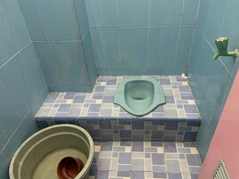 Quarto Duplo | Casa de banho | Um polibã, toalhas fornecidas, papel higiénico 