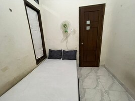 Quarto Duplo | Secretária adequada para computadores portáteis, Wi-fi grátis 