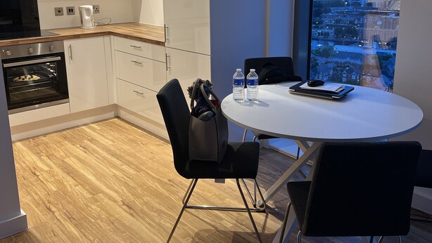 Apartamento, 2 camas Queen | Cozinha privada | Geladeira, micro-ondas, fogão, cooktop