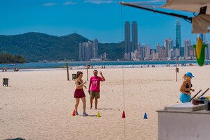 Perto da praia, areia branca 