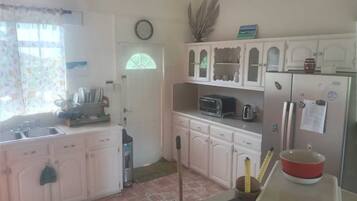 Apartamento básico | Cozinha privada | Geladeira, micro-ondas, toalhas de papel