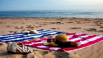 Uma praia privada, praia de areia branca, toalhas de praia
