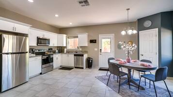 Um micro-ondas, um forno, uma placa de cozinha