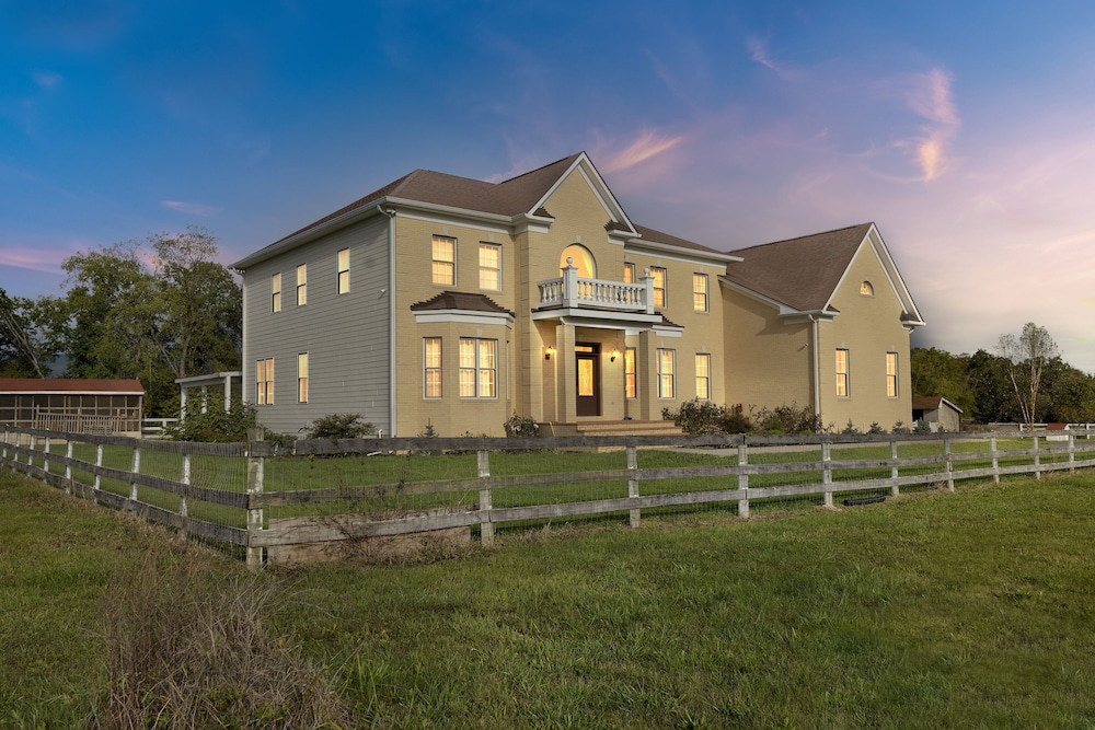Bull Run Estate: Luxury Retreat W/ Scenic Views 6 Bedroom Home By Redawning - Gainesville, VA