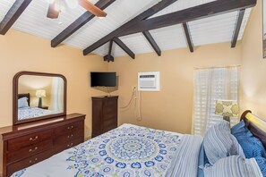 Condo, 1 quarto | 1 quarto, escrivaninha, espaço de trabalho para notebook