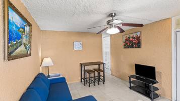 Apartamento em Condomínio Fechado, 1 quarto | Sala de estar | Smart TV