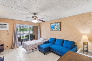 Condo, 1 quarto | Área de estar | Smart TV
