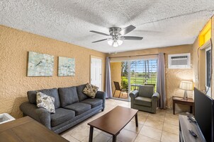 Condo, 1 quarto | Área de estar | Smart TV