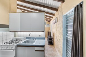 Condo, 1 quarto | Cozinha privada | Geladeira, fogão, cafeteira/chaleira, torradeira