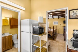 Condo, 1 quarto | Cozinha privada | Geladeira, fogão, cafeteira/chaleira, torradeira