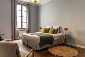 Quarto Deluxe | Roupa de alta qualidade, com decoração personalizada 