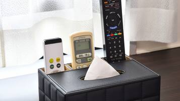 Uma caixa de lenços com três controles remotos dentro.