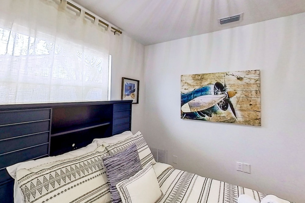 Bright & Open Home With Private Pool, Screened Lanai, Enclosed Yard, & W/d - Dunedin, FL
