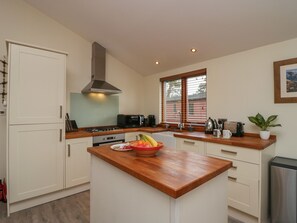 Um frigorífico, uma máquina de lavar louça, uma chaleira elétrica