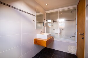Quarto Quádruplo Superior | Casa de banho | Um polibã, um secador de cabelo, toalhas fornecidas, sabão 