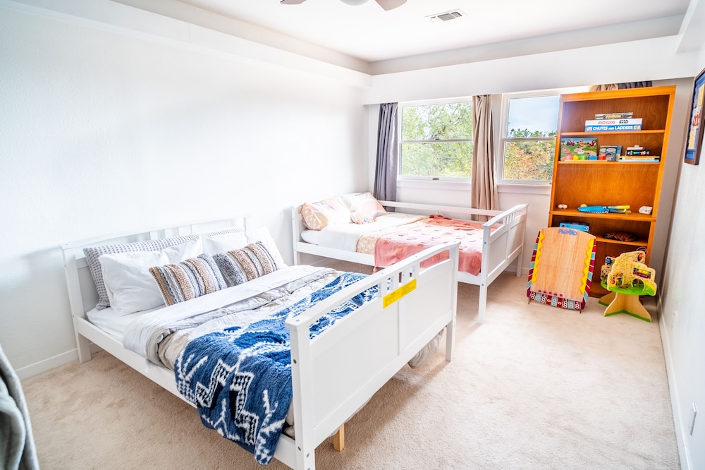 Wake up to Lakeview Bliss:Sunrise & Serenity Await - Travis County | Vrbo