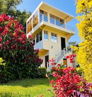 Quarto casal básico, 1 cama Queen, vista para a praia | Wi-Fi de cortesia