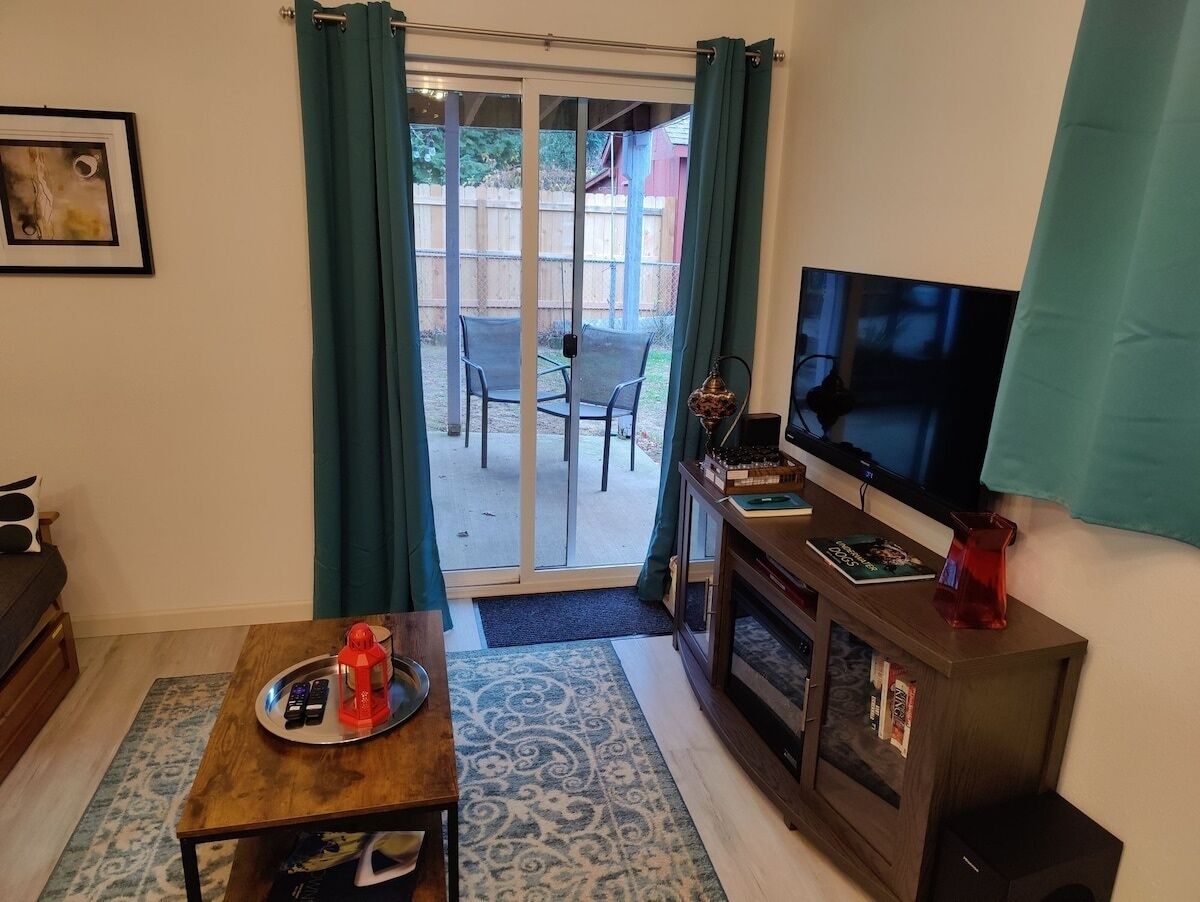 Hottub, Fast Wifi, Cozy & Convenient-casita Morado - Oregon